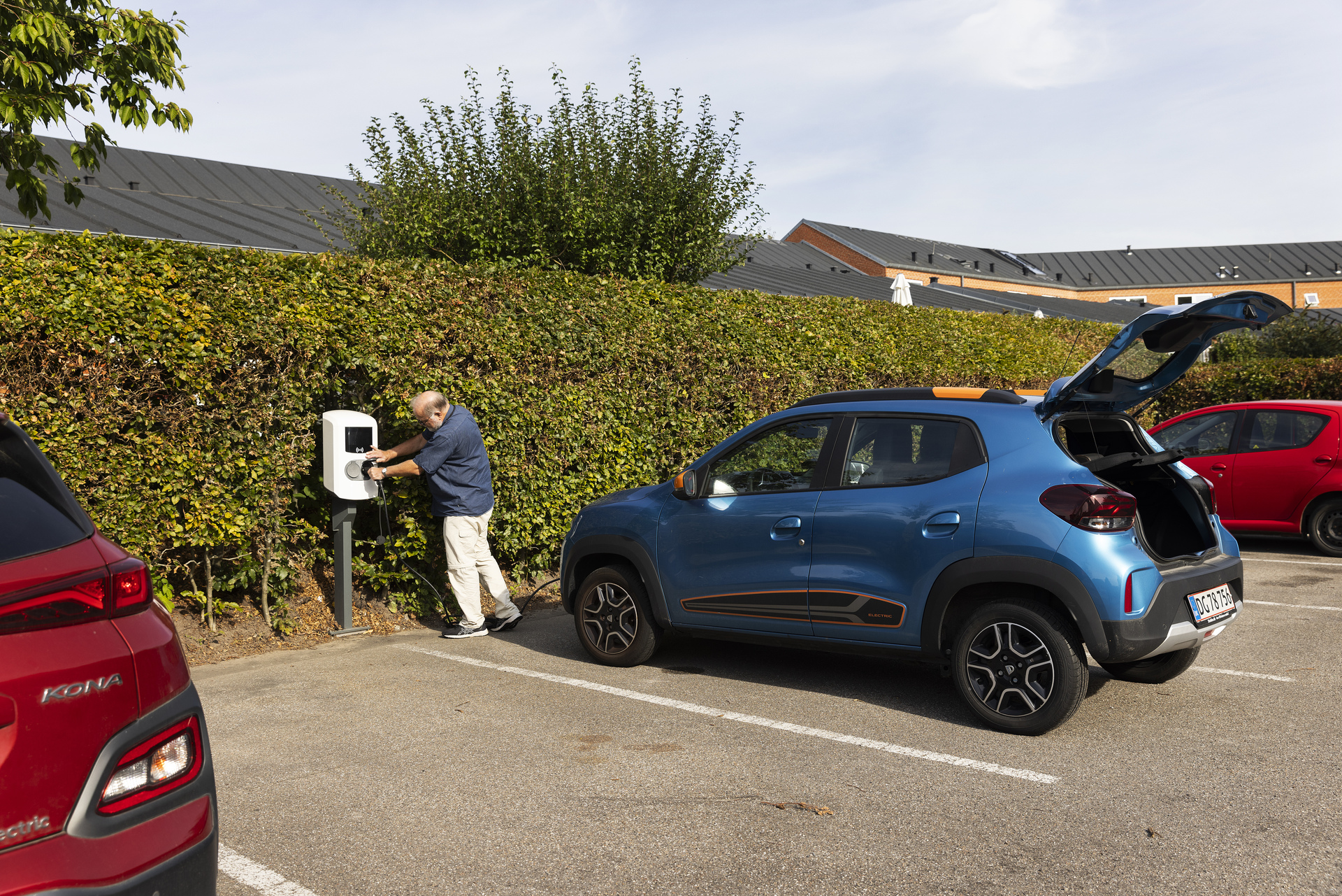 Elbiler lader op på A/B Kilens p-plads